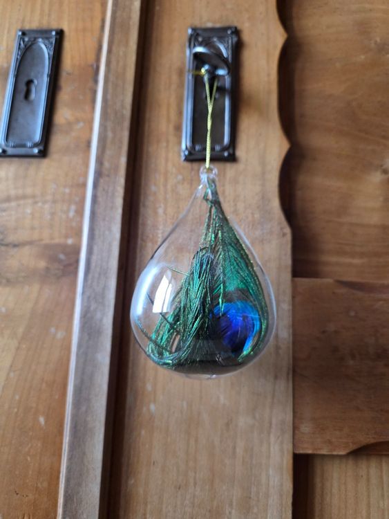 Tropfen Glas mit Pfauen Feder Dekoration Feng Shui Symbol (Gebraucht ...