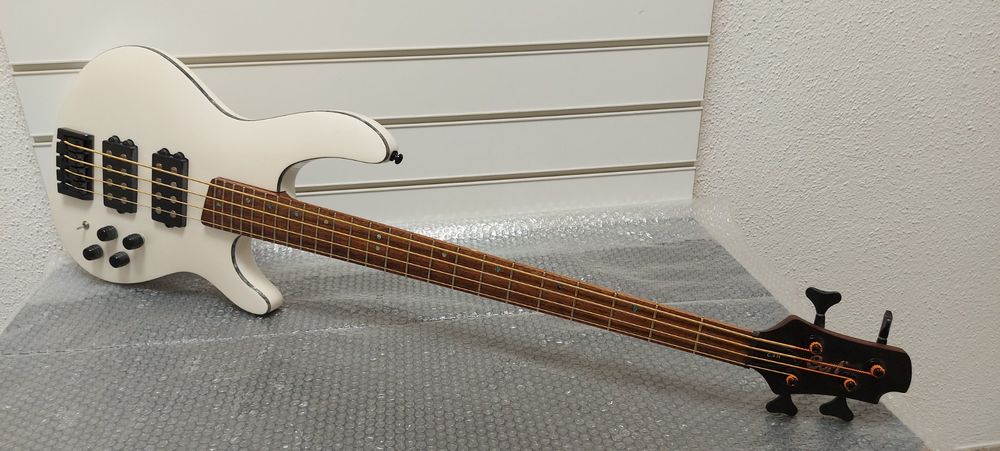 Cort Artisan C4H white pearl E-Bass , neuwertig (Neu (gemäss Beschreibung)) in Glattbrugg für ...