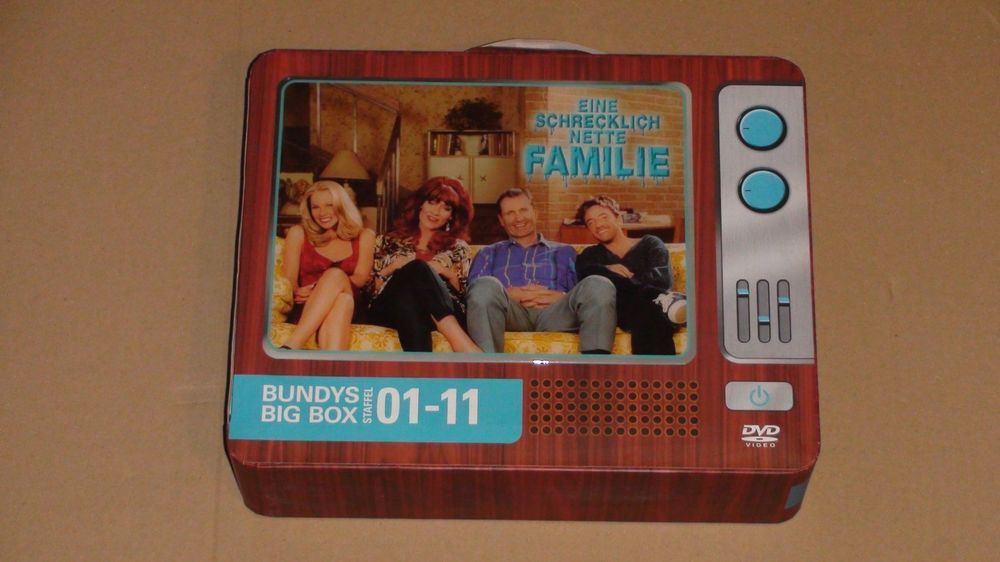 EINE SCHRECKLICH NETTE FAMILIE - "BUNDYs BIG BOX" (Neu (gemäss Beschreibung)) in Zürich für CHF ...