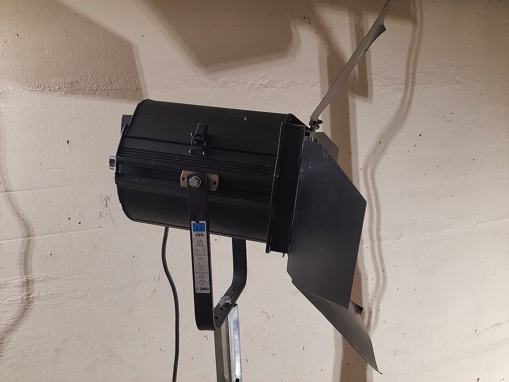 2 Stück Theaterscheinwerfer mit Stativ Fresnel Vintage (Gebraucht) in Winterthur für CHF 144 ...