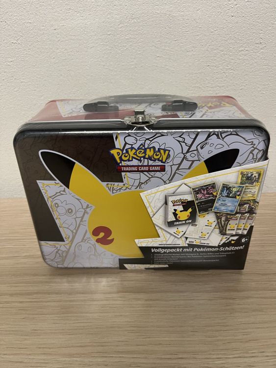Pokemon Celebrations Collector Chest Pikachu Glurak NEU & OV (Neu und ...