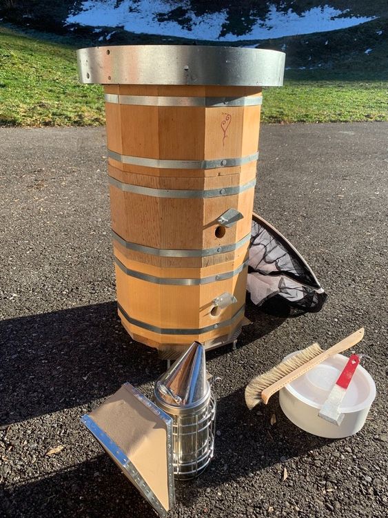 Waldlicht Bienenbeute komplettes Set mit Imker Zubehör (Gebraucht) in ...