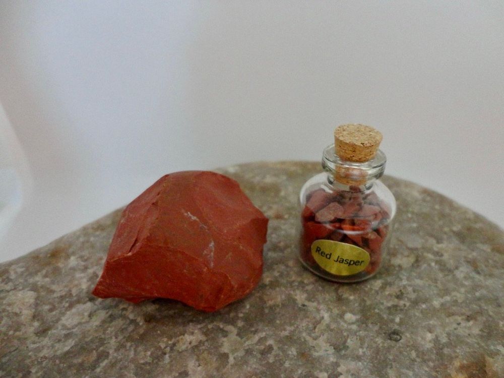 Jaspis rot roh mit Fläschli gefüllt mit Splitter (Neu (gemäss ...