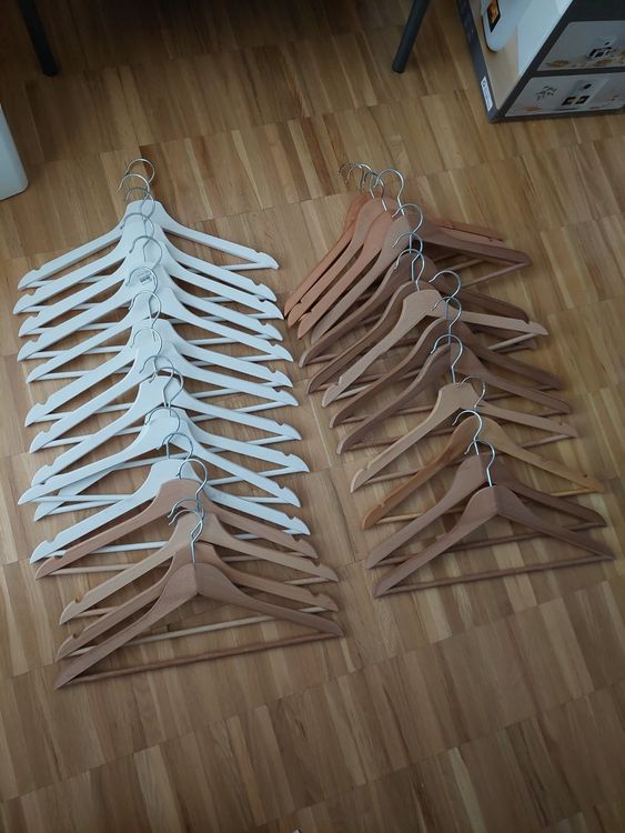 28x Kleiderbügel aus Holz (Gebraucht) in Wangen ZH für CHF 12 – mit ...