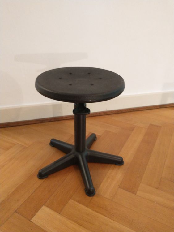 runder Hocker, höhenverstellbar, Plastik (Gebraucht) in Basel für CHF 5 – nur Abholung auf ...