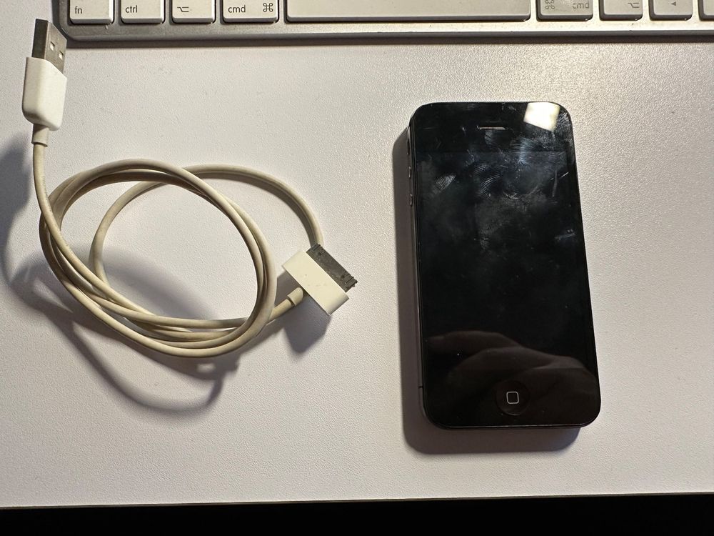 iPhone 4 Schwarz & Weiss Defekt (Defekt) in Diegten für CHF 5 – mit Lieferung auf Ricardo kaufen