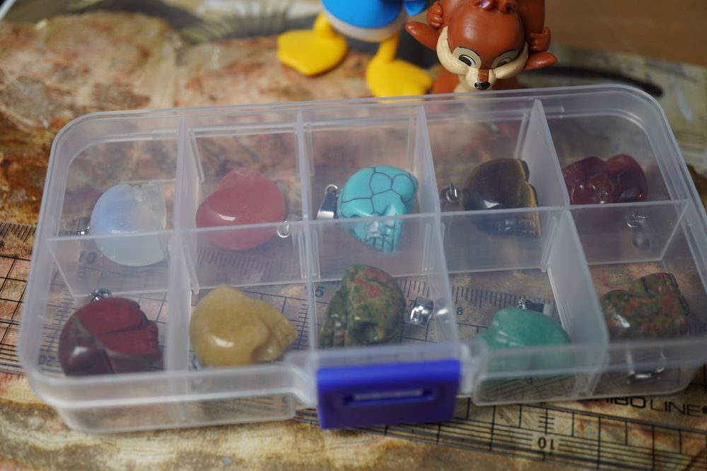 Mini Skull Anhänger aus Stein 10 Stück in einer Box446 (Neu und originalverpackt) in Eschenbach ...