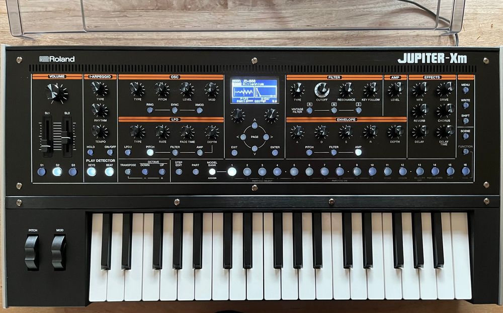 Roland Jupiter-Xm inkl. Decksaver und JD-800 Erweiterung (Gebraucht) in ...