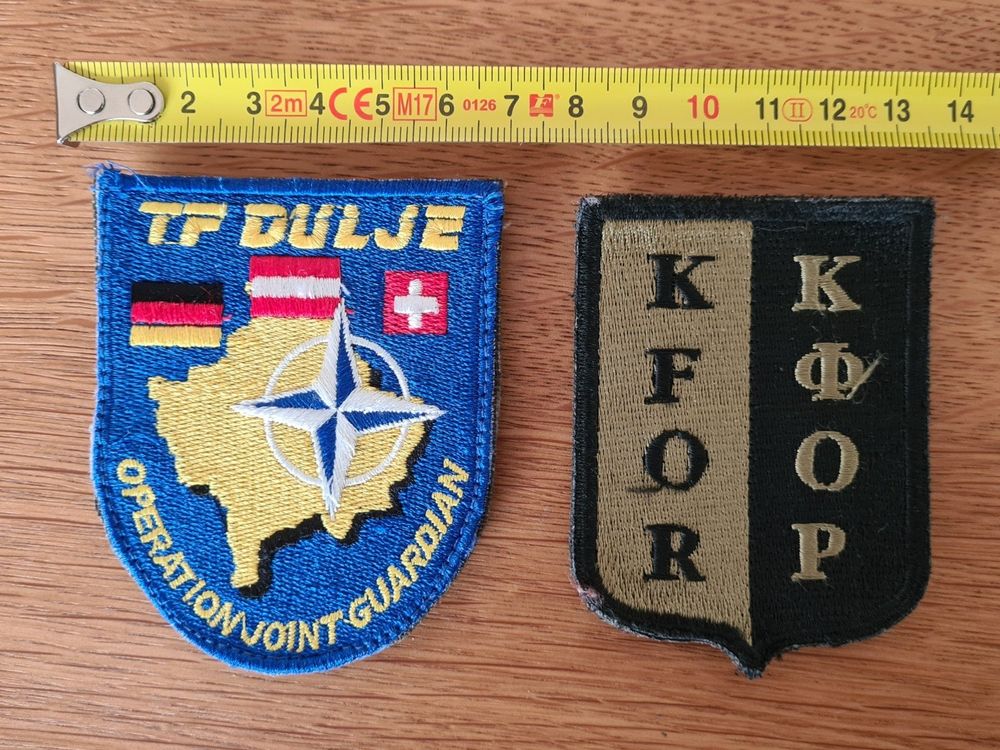 2 Schweizer Militär Armee KFOR/ NATO Swisscoy Badge | Kaufen auf Ricardo