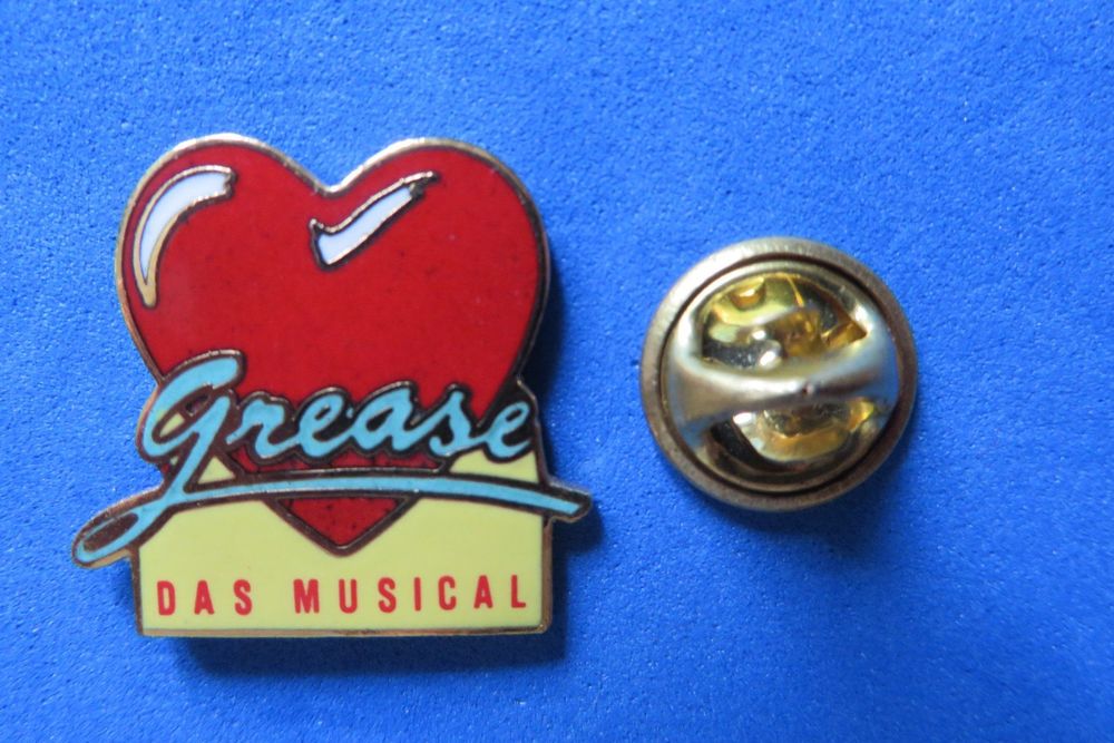 PIN'S, PIN, GREASE DAS MUSICAL, HERZ LIEBE TRAVOLTA (Usato) a Neuhausen ...
