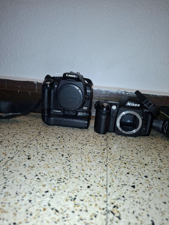 Lot de 2 appareils photo argentiques Canon et Nikon. (D'occasion) à Le ...