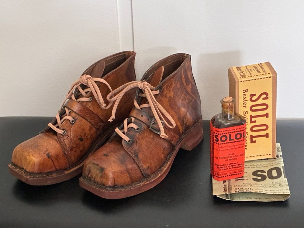 Antike braune Skischuhe Leder mit antiker Solol Flasche (Gebraucht) in ...