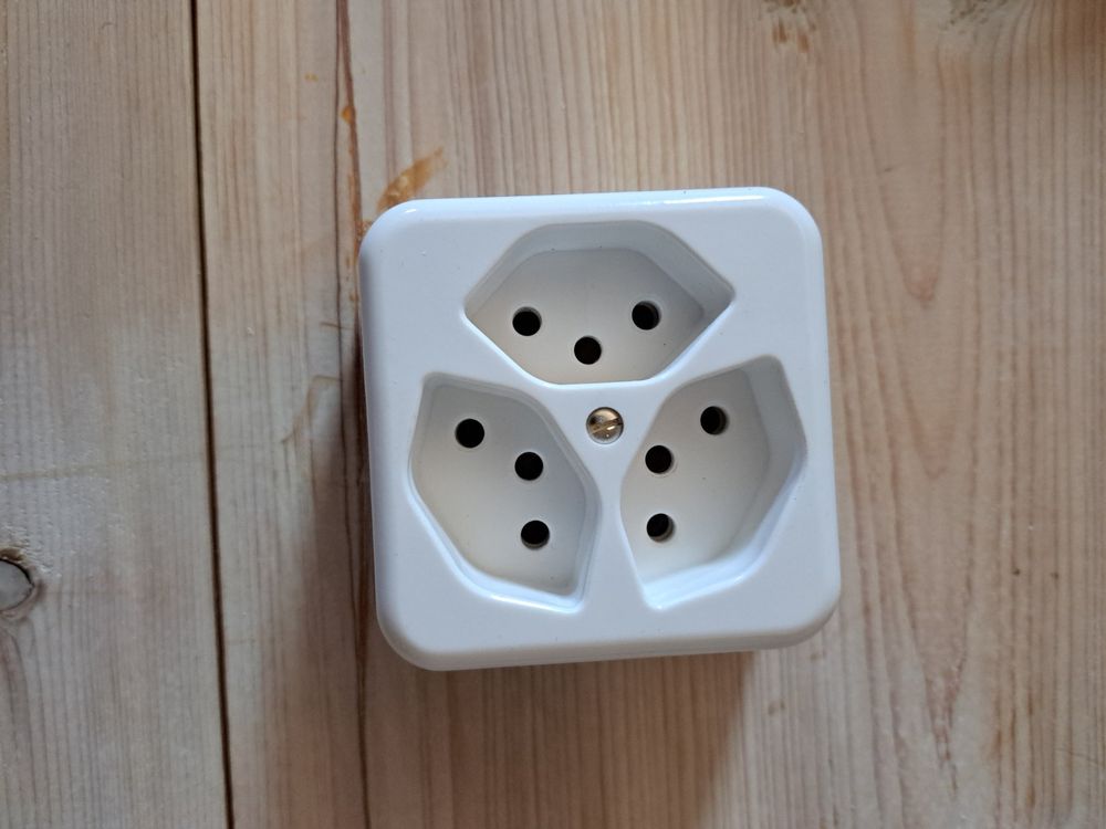 AP Steckdose 3xT13 weiss (Gebraucht) in Emmenmatt für CHF 6 – mit ...