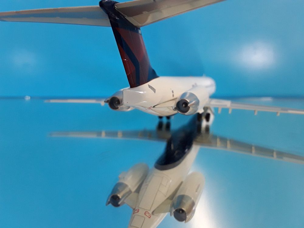 Modellflugzeug _ DELTA _ McDonnell Douglas MD-80 _ 1:200 (Gebraucht) in ...