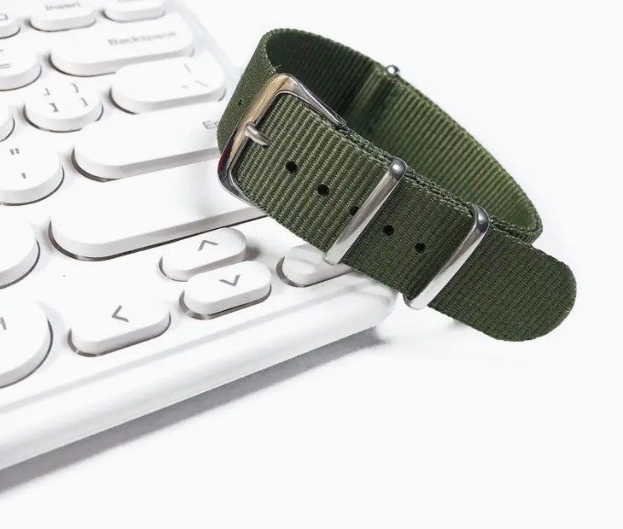 NATO Kaki 22 mm (Neu und originalverpackt) in Alle für CHF 24.9 – mit ...