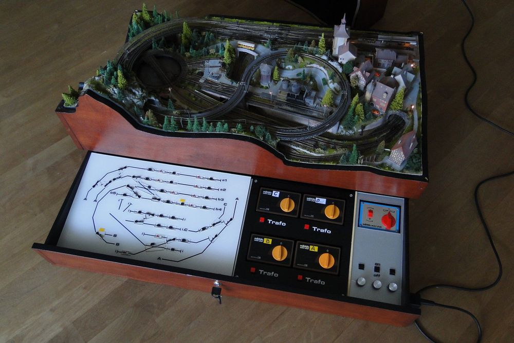 Schöne Komplettanlage Märklin Z, in solidem Transportkoffer (Gebraucht) in Hilterfingen für CHF ...