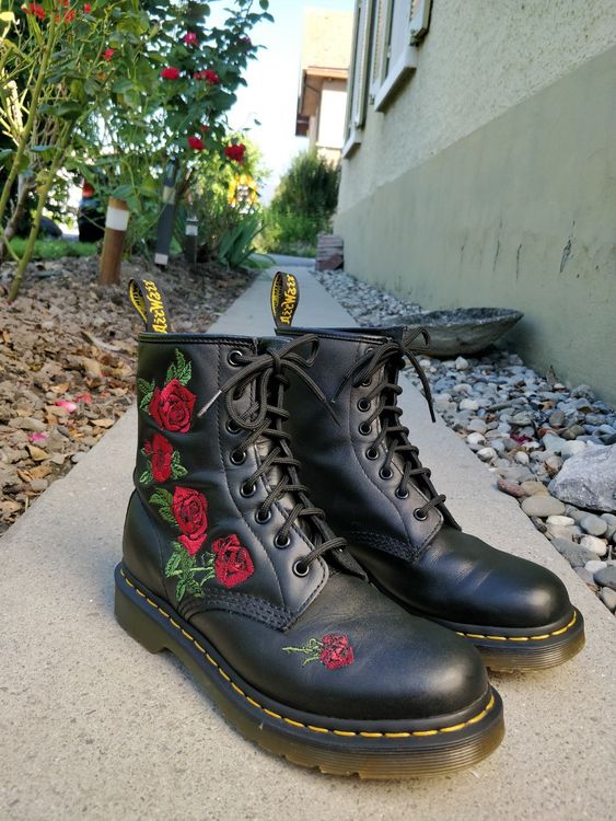 Dr Martens mit gestickten Rosen (Gebraucht) in Widnau für CHF 130 – mit ...