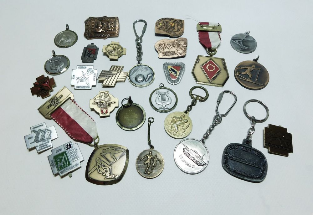 Grosse Sammlung von alten Abzeichen, Pins und Medaillen (Gebraucht) in ...