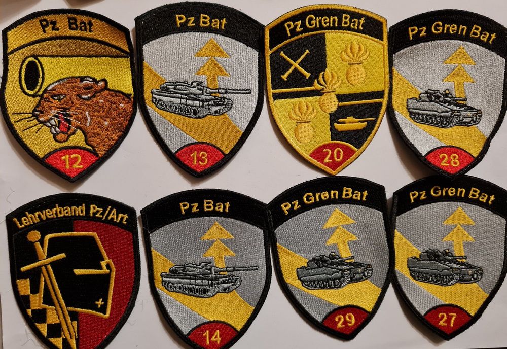8 Abzeichen Panzer Rot (Neu (gemäss Beschreibung)) in Nyon für CHF 10 ...