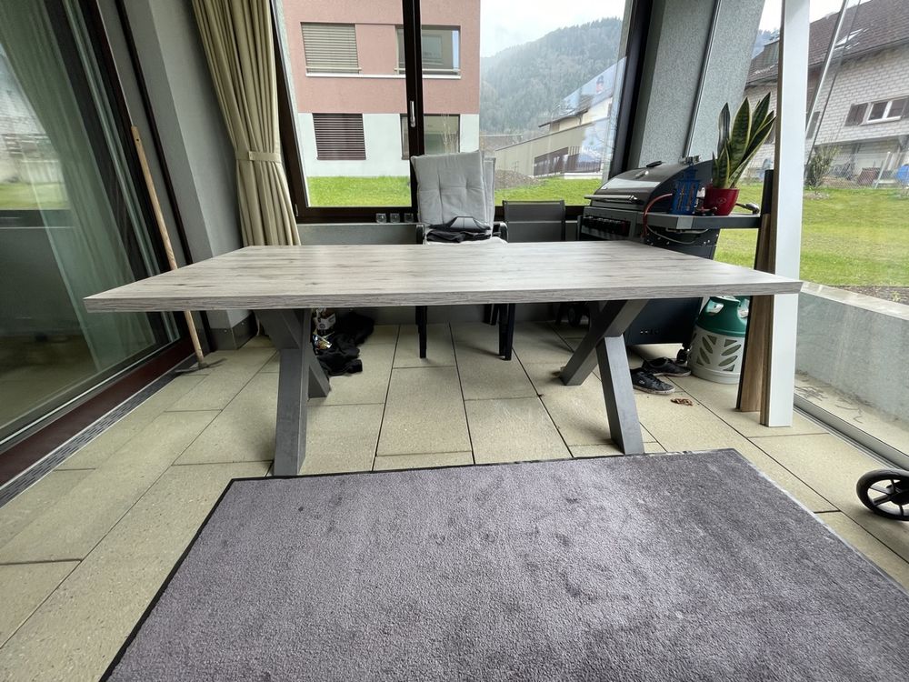 Moderner Tisch mit X-Füsse | Kaufen auf Ricardo