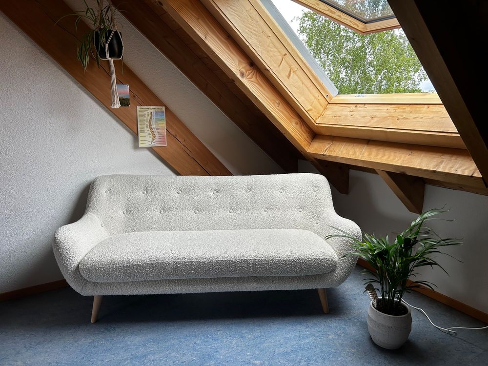 Stilvolles Bouclet Sofa (Gebraucht) in Doppleschwand für CHF 300 – nur ...