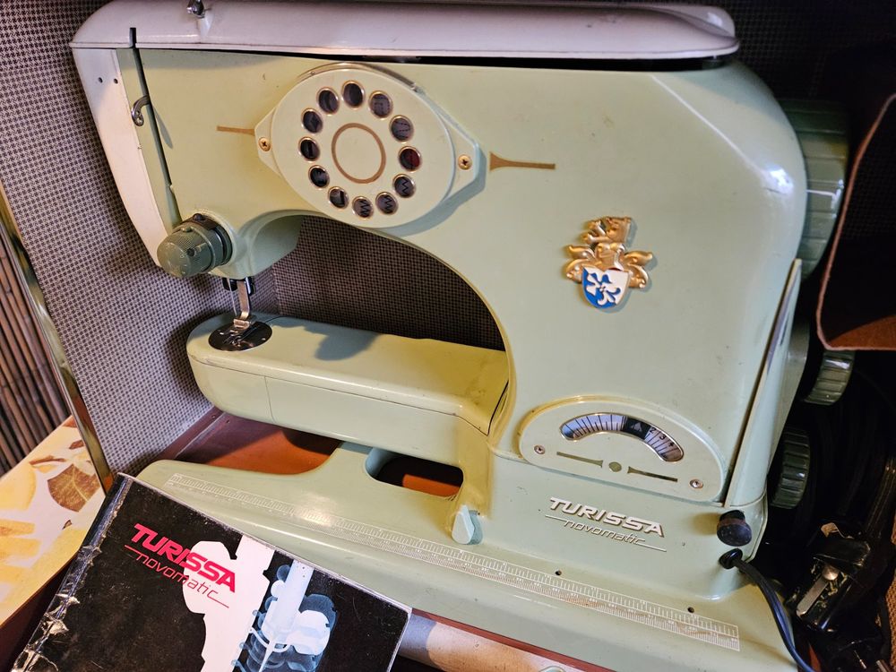 2 Nähmaschinen TURISSA, div. Zubehör und Kleinteile (Defekt) in ...