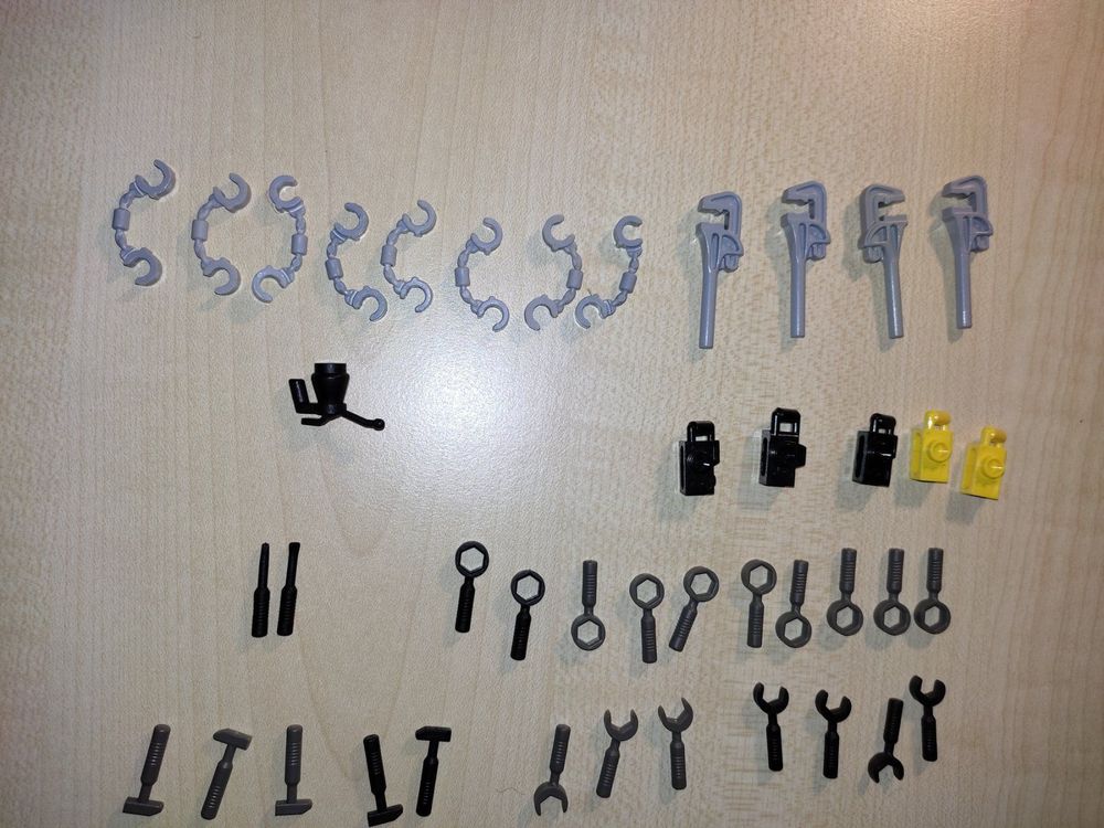 Lego : Handcuffs, camera,Pipe Wrench,and (Gebraucht) in Montricher für ...
