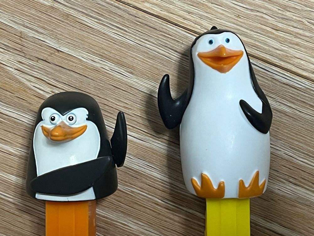 🐧 Zwei PEZ Spender Pinguine aus Madagascar, Top Zustand! 🐧 (Gebraucht ...