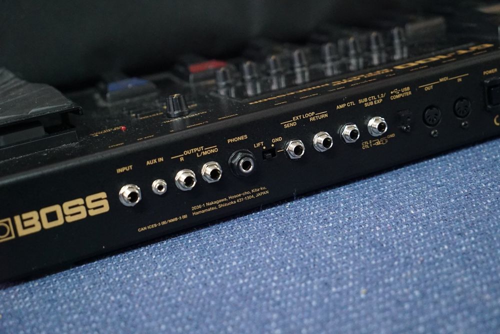 Boss GT-100 Mega-Multieffekt mit AMP-Modeling Pedal | Kaufen auf Ricardo