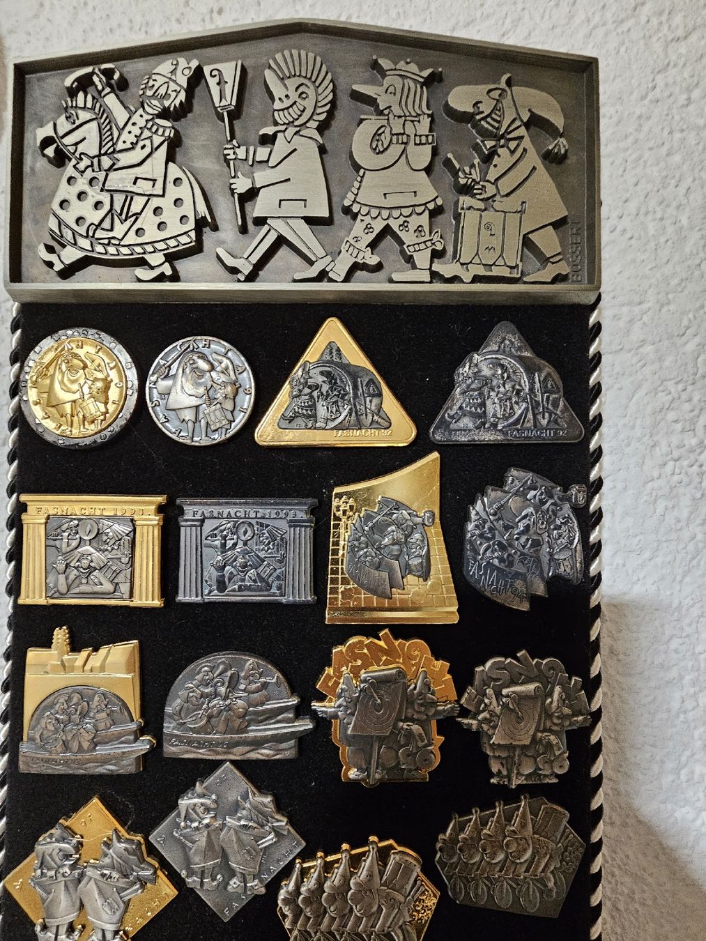 Basler Fasnachts-Plaketten Sammlung auf Stoffpaneel, Rarität (Gebraucht ...