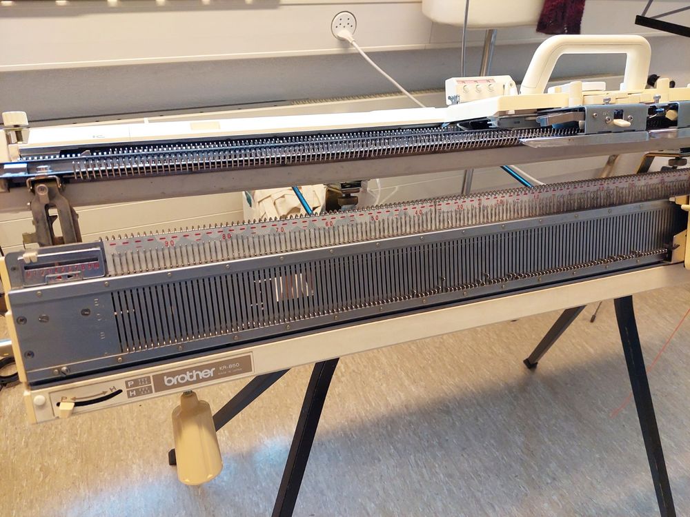 Strickmaschine Brother KH-892 mit Doppelbett KR-850 (Gebraucht) in Hemmiken für CHF 500 – mit ...
