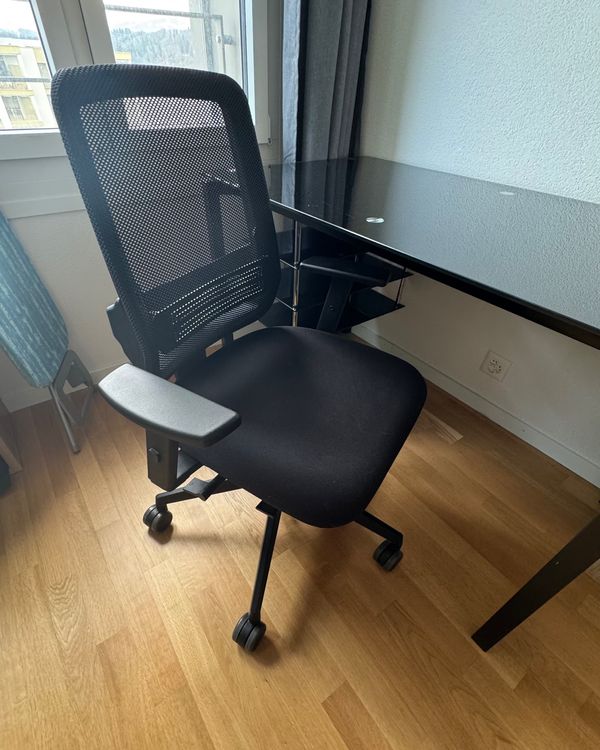 Superbe bureau en verre + chaise de bureau (Gebraucht) in Marly für CHF 115 – nur Abholung auf ...