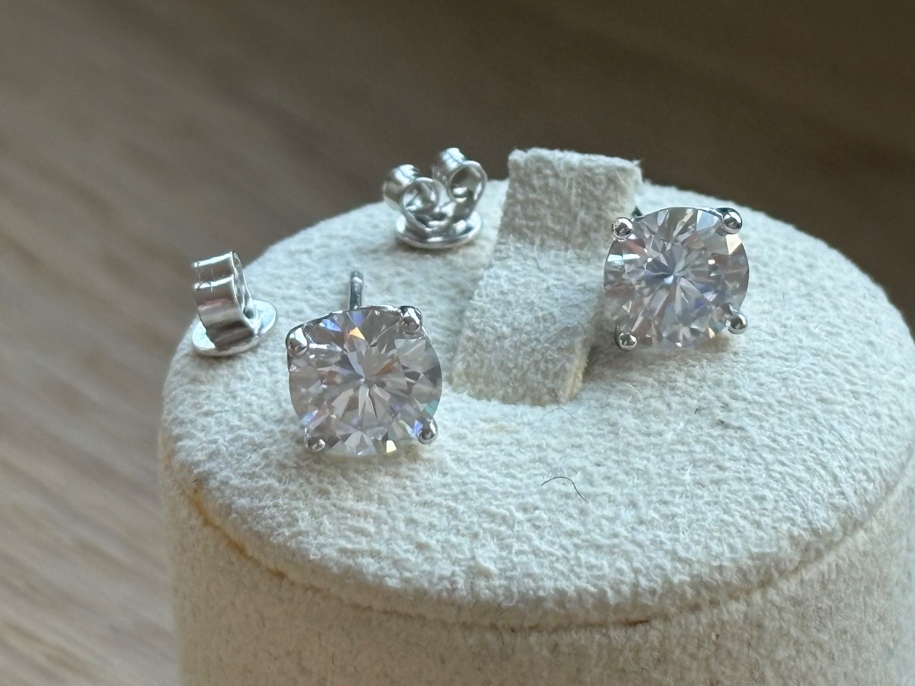 Luxus 2x2ct.Ohrstecker Zirkonia Farbe Silber/weiss (Gebraucht) in Biel ...