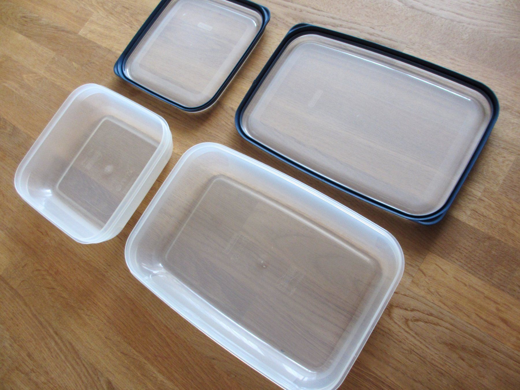 Plastikbehälter 1 gebraucht und 1 gut (Ins 1/3) (Gebraucht) in ...