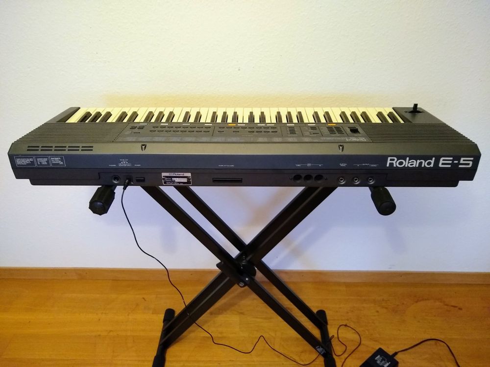 Roland E-5 Synthesizer mit Keyboardständer | Kaufen auf Ricardo