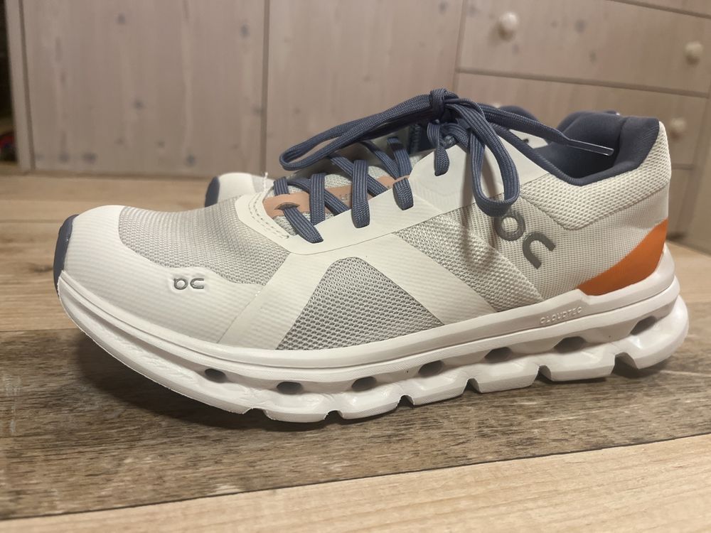 On Laufschuhe Cloudrunner Gr. 39 weiss/grau/orange 🔝 (Gebraucht) in ...