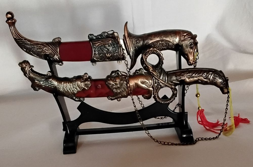 Dolch Messer , Dekorativ, mit Ständer, Asiatisch (Neu (gemäss ...