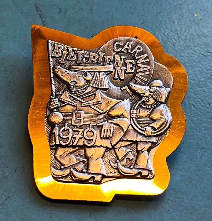 Fasnacht Plakette Biel-Bienne 1979 (Gebraucht) in Obernau für CHF 3 – mit Lieferung auf Ricardo ...