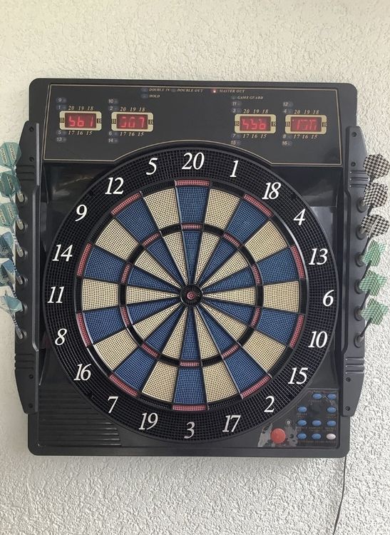 Dart-Automat mit 18 Darts und Ersatzspitzen | Kaufen auf Ricardo