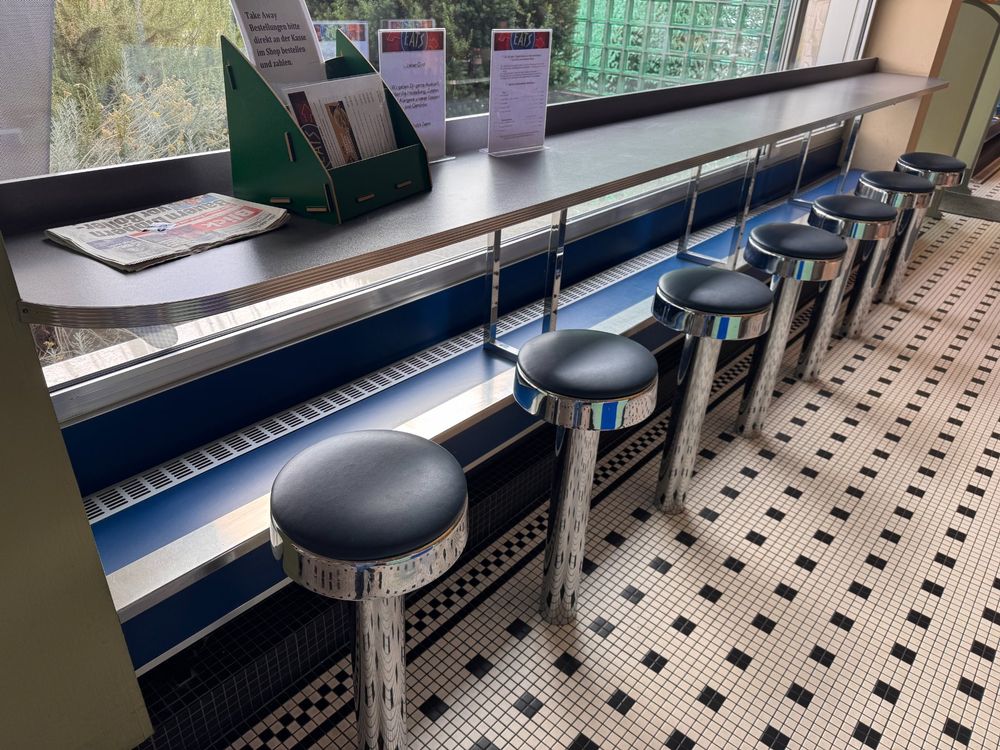 Cindy's Diner: Original Mobiliar - Barhocker verschraubt - 1 (Gebraucht ...