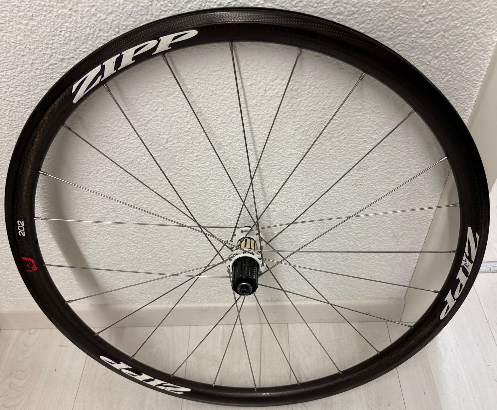 Hinterrad mit DT-Swiss Nabe und Zipp Carbon Felge (Gebraucht) in Zug für CHF 100 – mit Lieferung ...