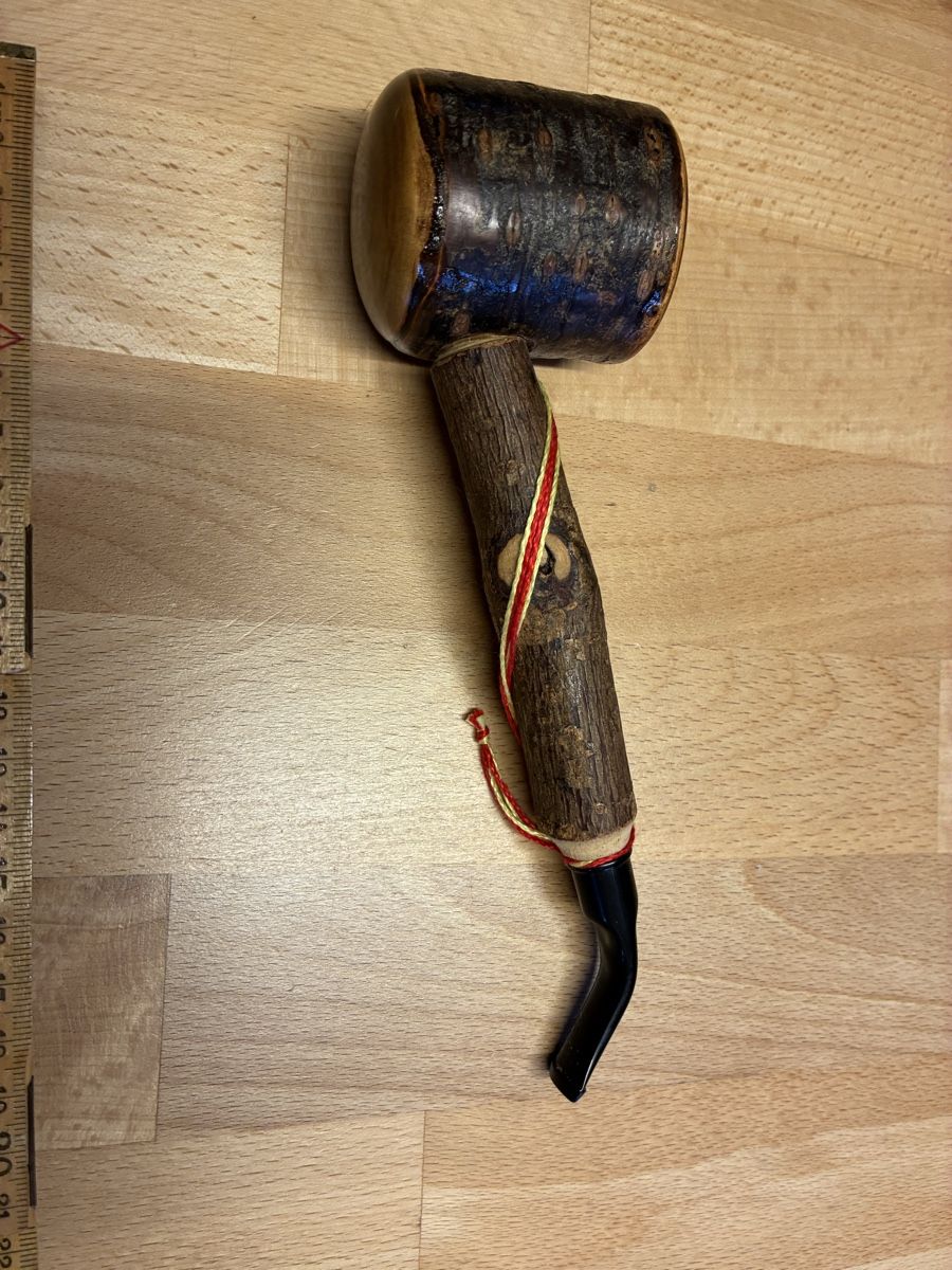 Pipe artisanale en bois véritable, décor rustique. (D'occasion) à Les ...