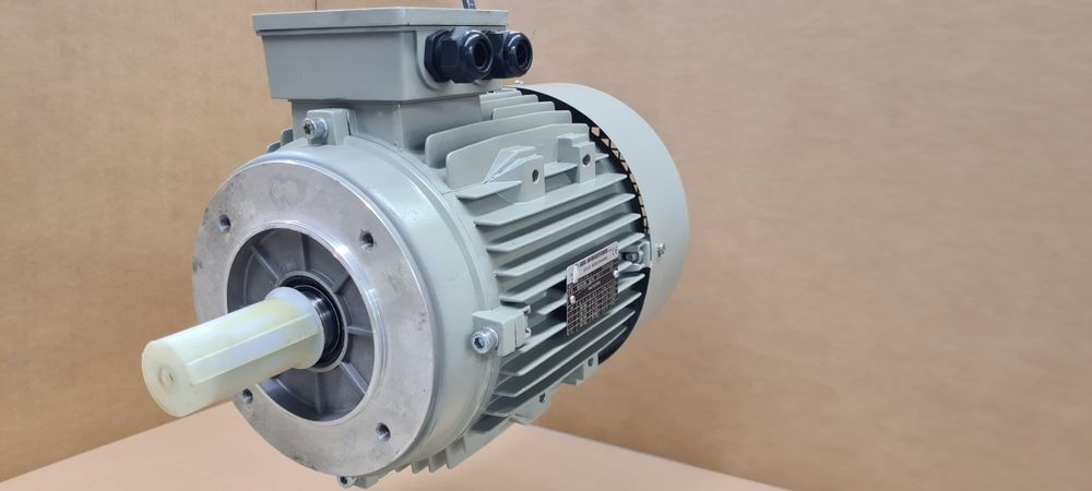 Drehstrom Asynchron Elektro Motor 5.5kW 2890 1/min B14 BG132 | Kaufen auf Ricardo