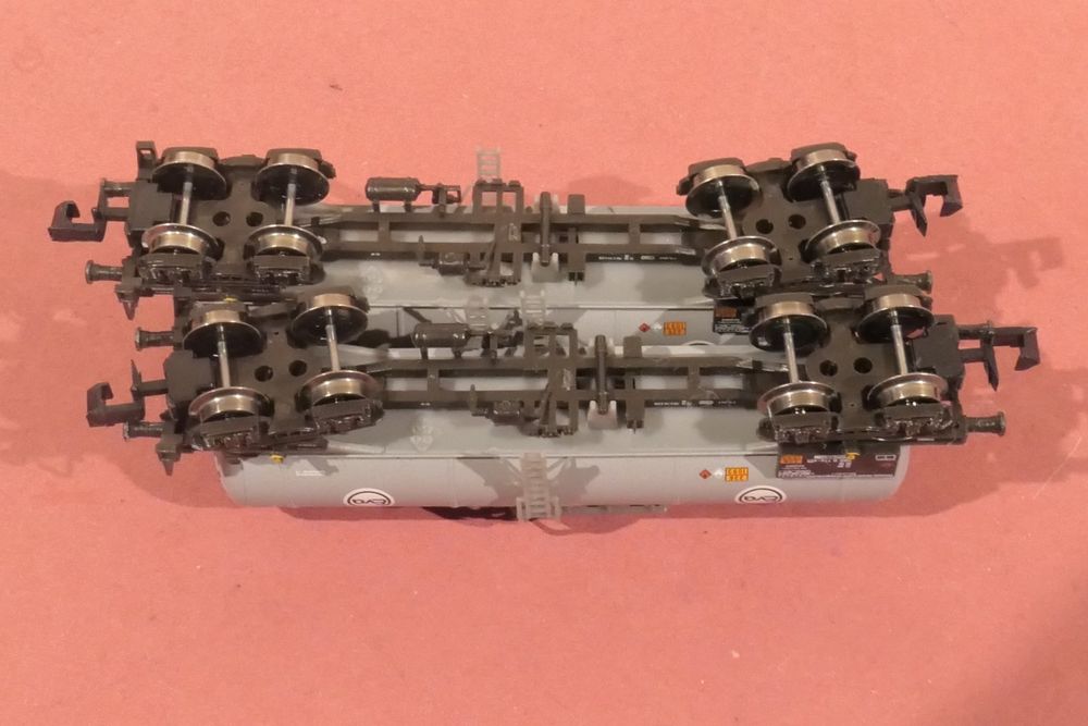 2 Roco Kesselwagen "EVA" der DB, OVP, top (Gebraucht) in Höfen b. Thun ...