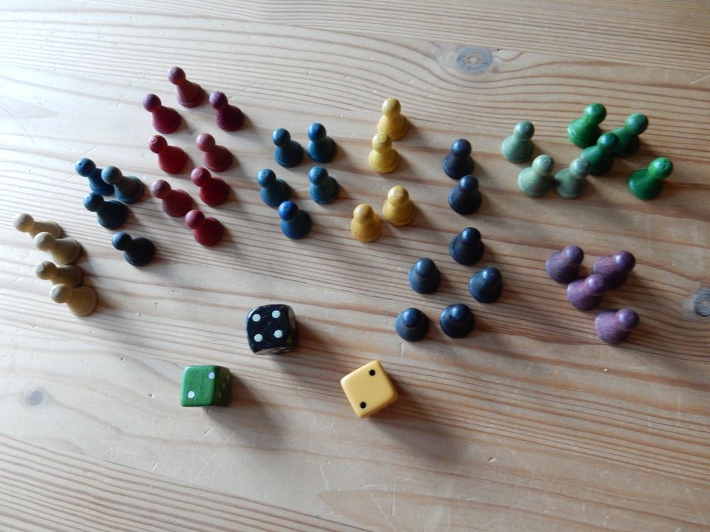 antike Spielfiguren Würfel + Figuren farbig Holz mit Spiel | Kaufen auf ...