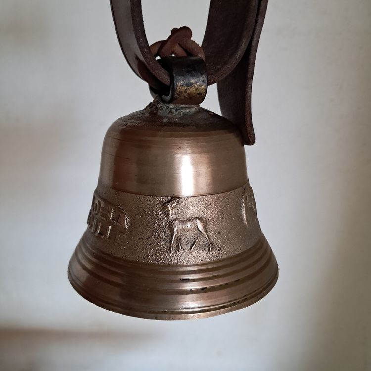 Alte, Kleine Glocke mit Riemen (Gebraucht) in Murten für CHF 38 – nur ...