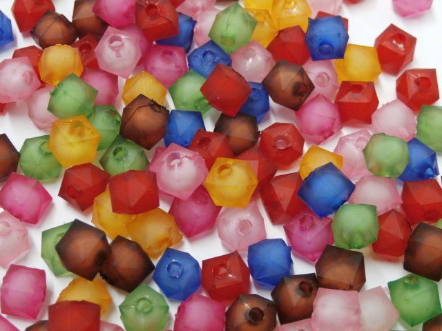 200 Acryl Perlen mit weissem Kern facettiert MIX (2417) | Kaufen auf Ricardo