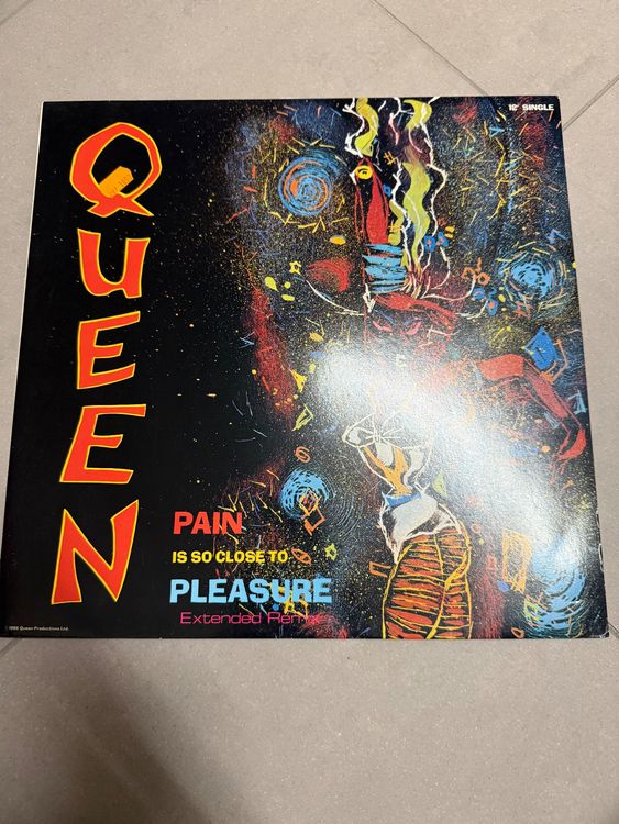 Schallplatte / queen / pain is so close to pleasure (Gebraucht) in Freidorf TG für CHF 20 – mit ...
