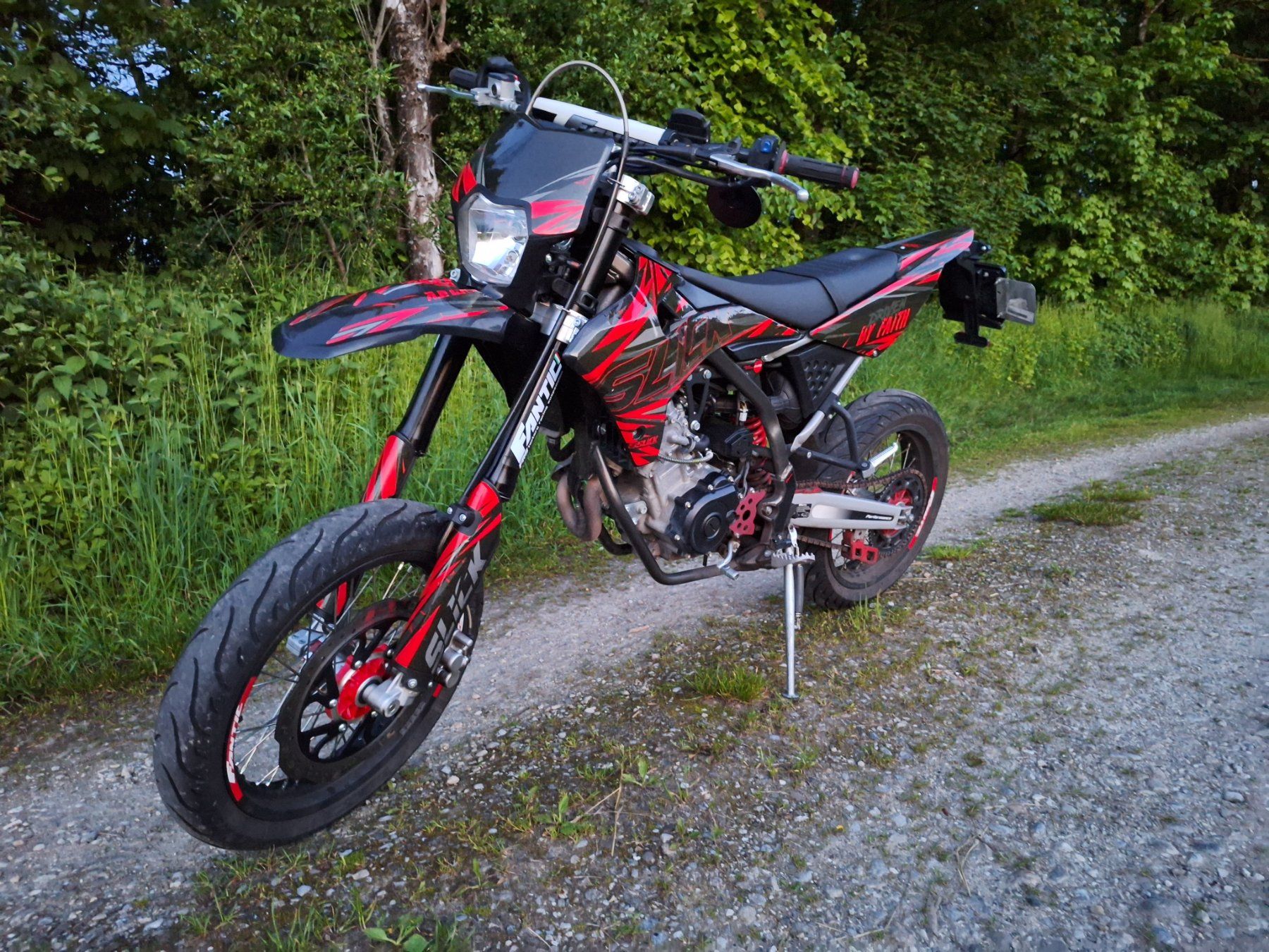 Fantic XMF 125 2023 Dekor von Slick design (Neu und originalverpackt) in Kirchberg BE für CHF 90 ...