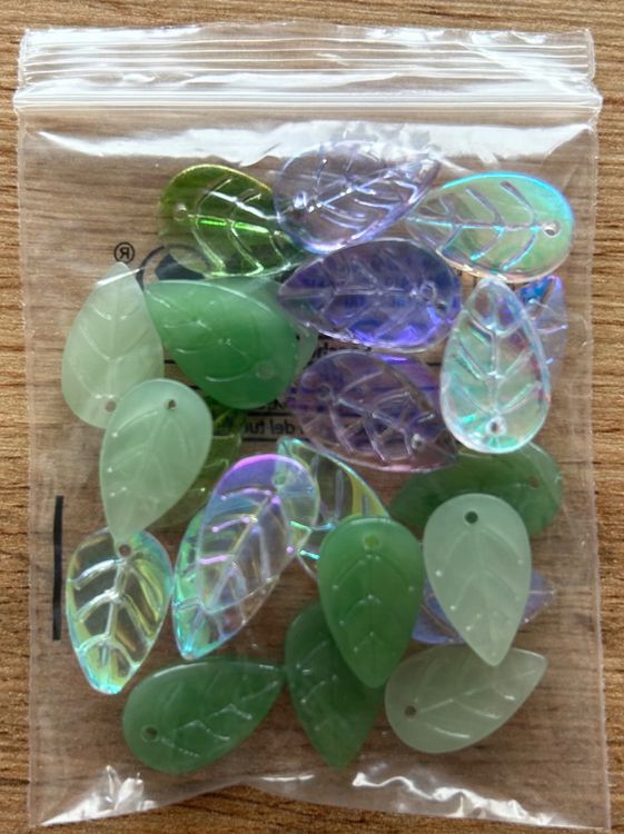 Glasperlen Blätterform, 25 Stück, verschiedene Farben (Neu und originalverpackt) in Geneve für ...